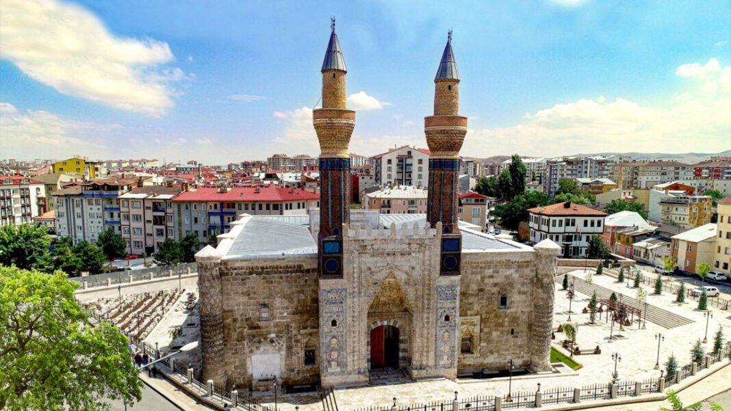 Sivas Gök Medrese | Sanat Tarihi | Okur Yazarım